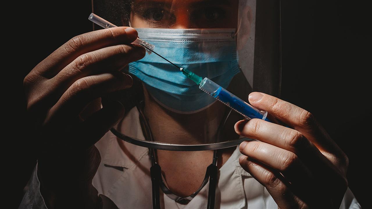 Ποιοι είναι πιο ευάλωτοι στις ανεπιθύμητες ενέργειες των εμβολίων κατά ...