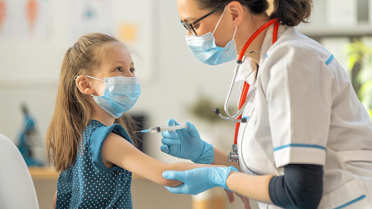 ΕΜΑ: Αναμνηστική δόση με Pfizer για παιδιά άνω των 12 και πρώτη δόση ...