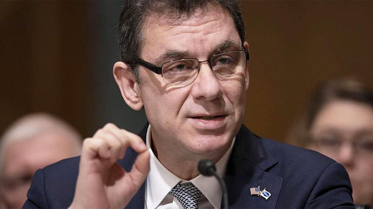 Συνεχή κύματα μεταλλάξεων κορωνοϊού προβλέπει ο Μπουρλά