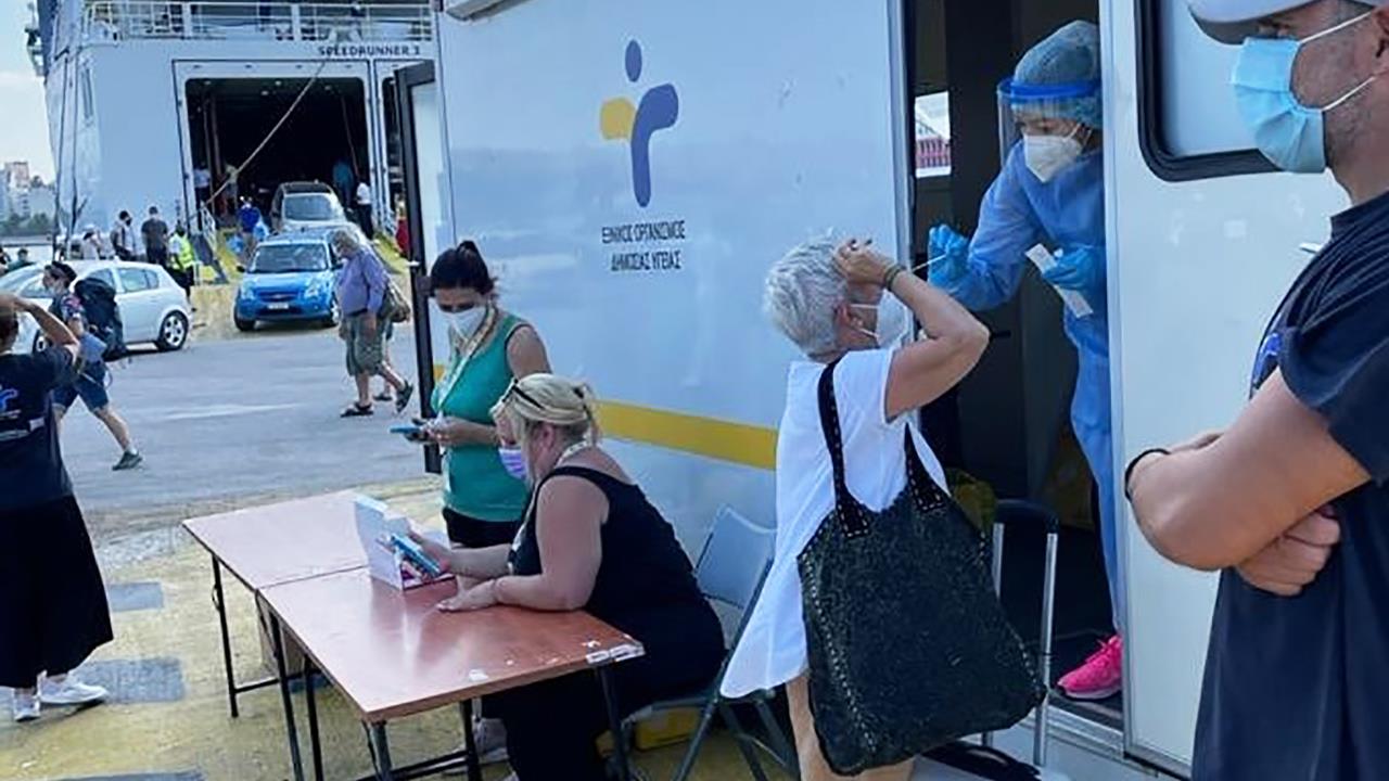 "Βόμβες" θετικότητας στα χθεσινά δωρεάν rapid tests του ΕΟΔΥ στην Αττική