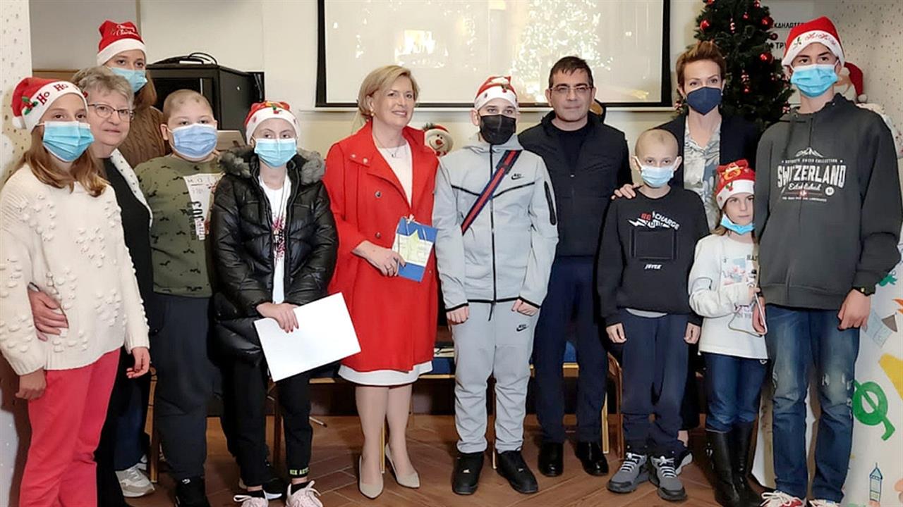 Η Μίνα Γκάγκα κοντά στα παιδιά της ''Φλόγας''