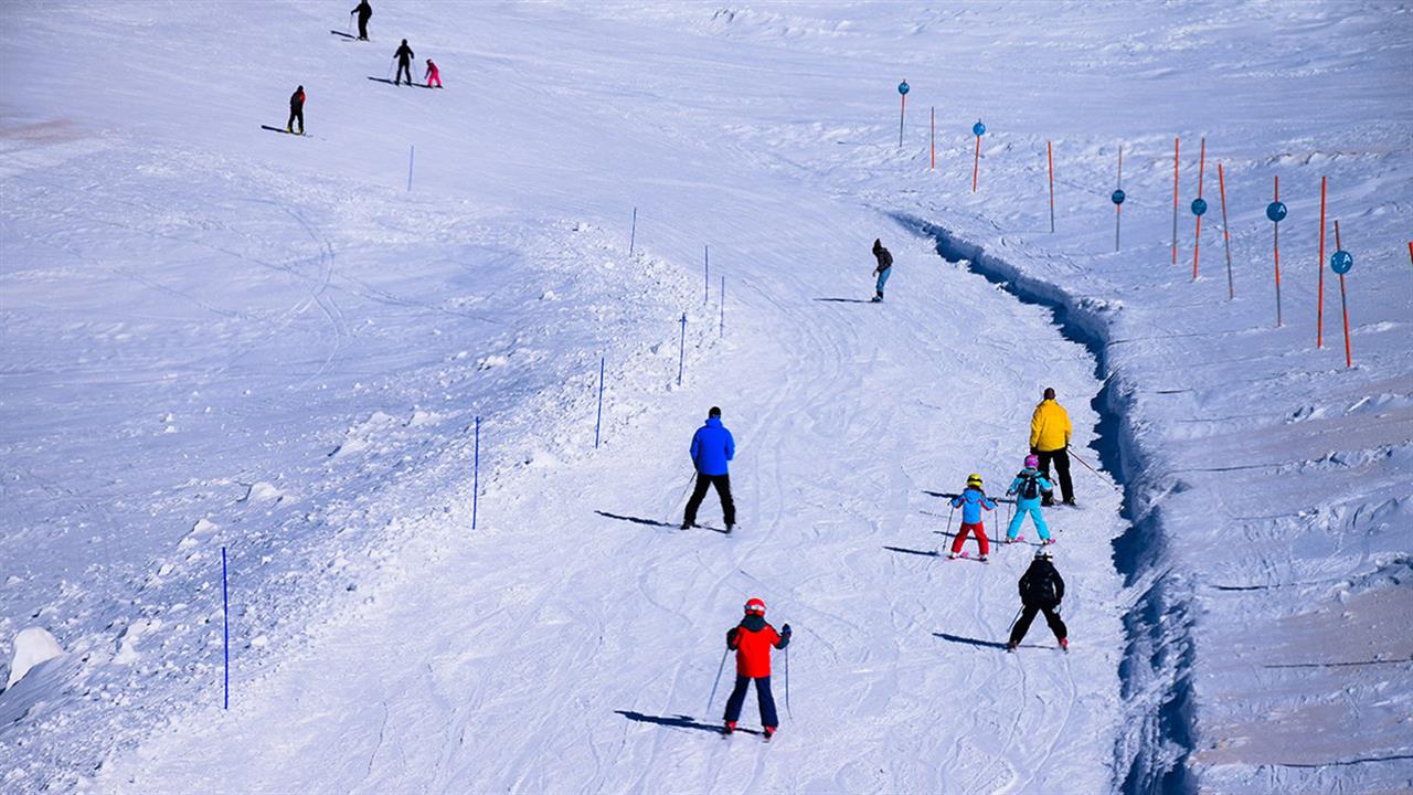 Νυχτερινό σκι στο Χιονοδρομικό Κέντρο Παρνασσού το τριήμερο της Καθαράς ...
