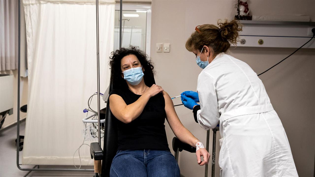 Θετικά τα αποτελέσματα από το κοινό mRNA εμβόλιο κατά της γρίπης και ...