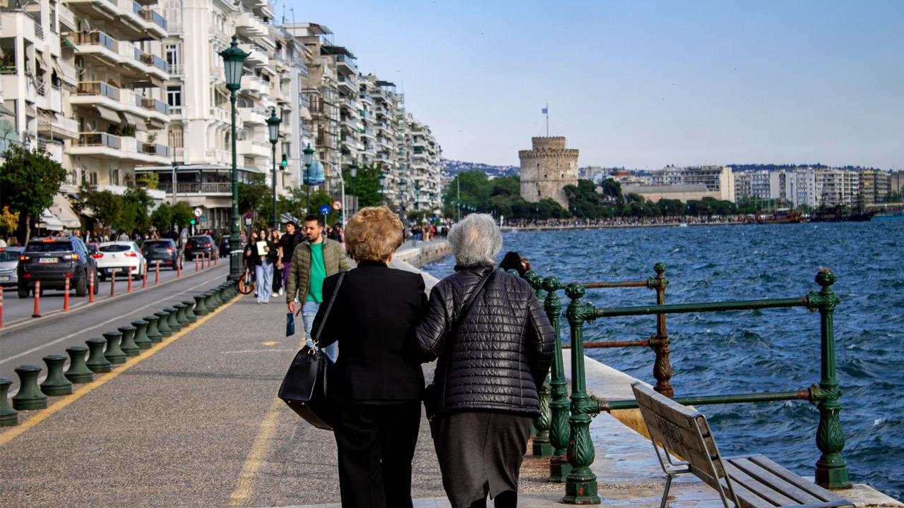 Ευρωπαϊκή πρωτιά και ανησυχία: 1 στους 3 Έλληνες θα είναι πάνω από τα ...